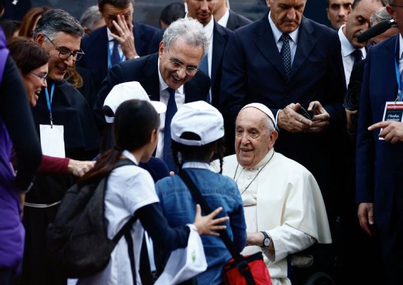 Pope enjoys moment with children at rally after brief health scare ...