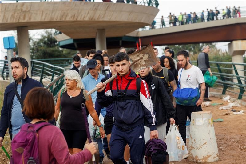 SPAIN FLOODS: Crowd carries supplies to help flood-affected areas ...